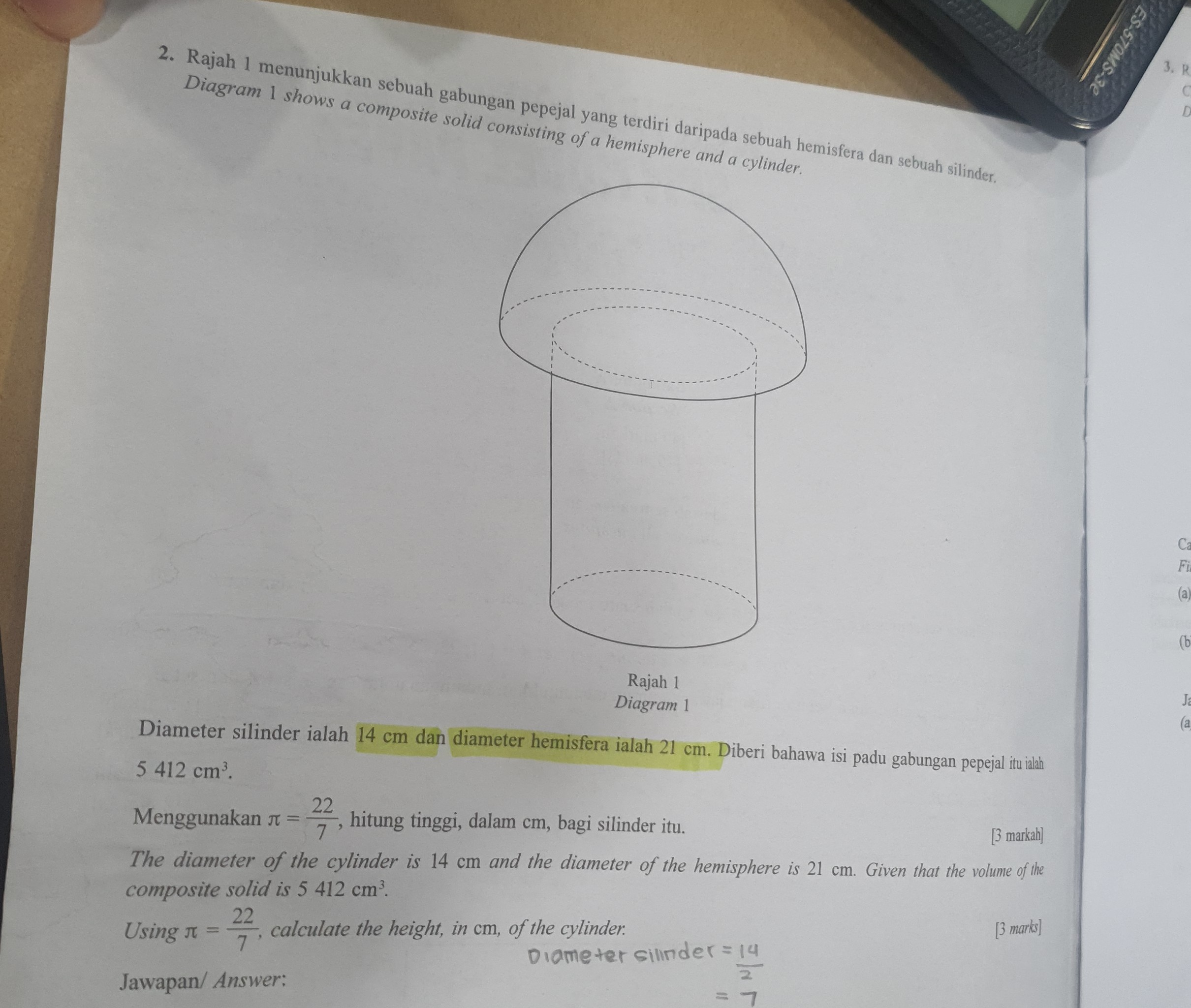 2. Rajah 1 menunjukkan sebuah gabungan pepejal yang terdiri daripada ...