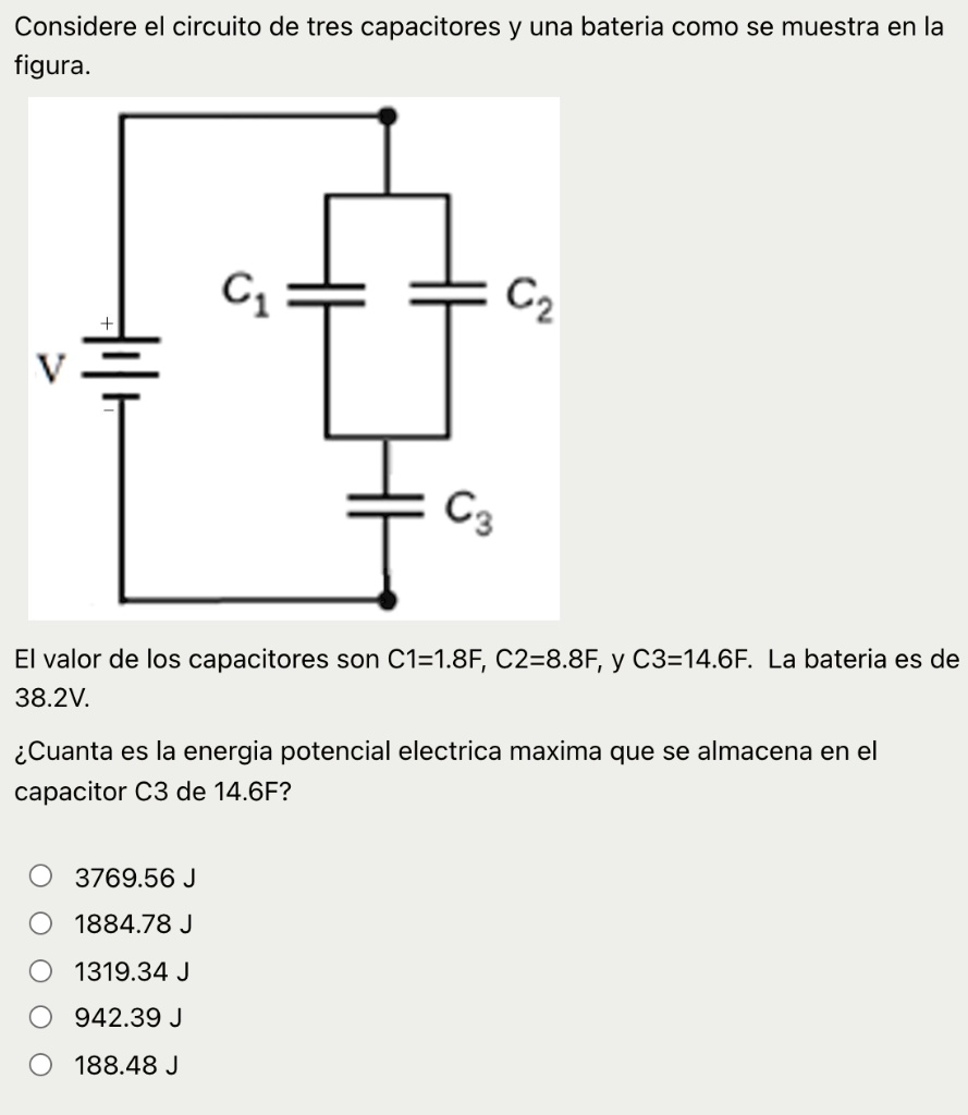 Considere el circuito de tres capacitores y una bateria como se muestra ...