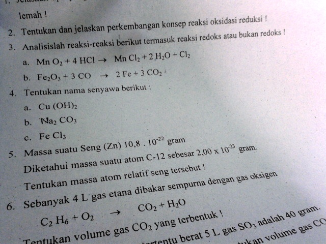 SOLVED: 1. jelaskan apa yg menyebabkan perbedaan antara larutan ...