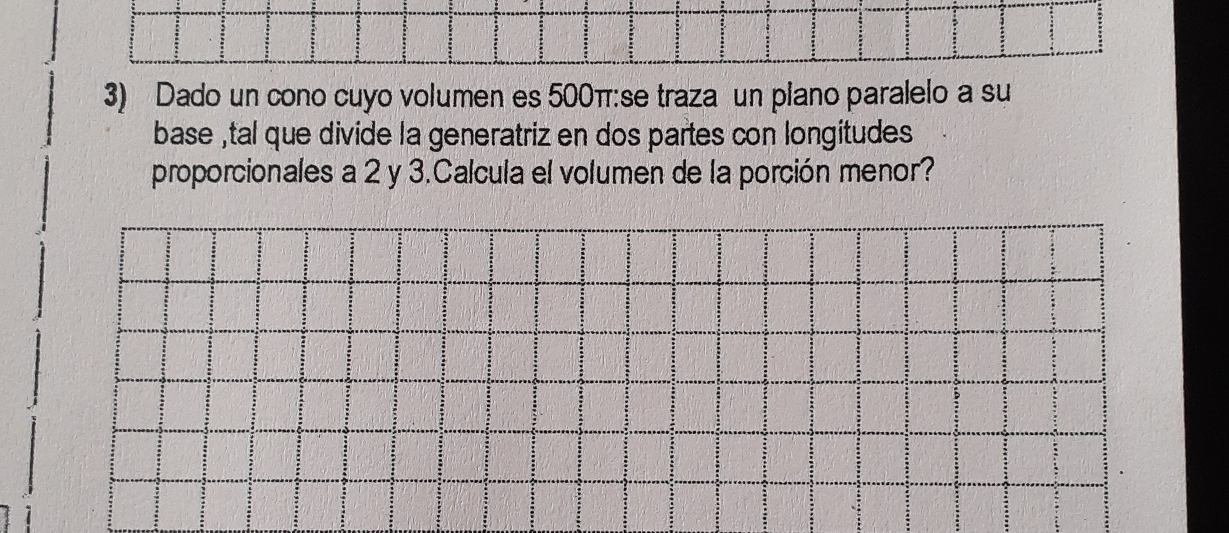 3) Dado un cono cuyo volumen es 500 π se traza un plano paralelo a su ...