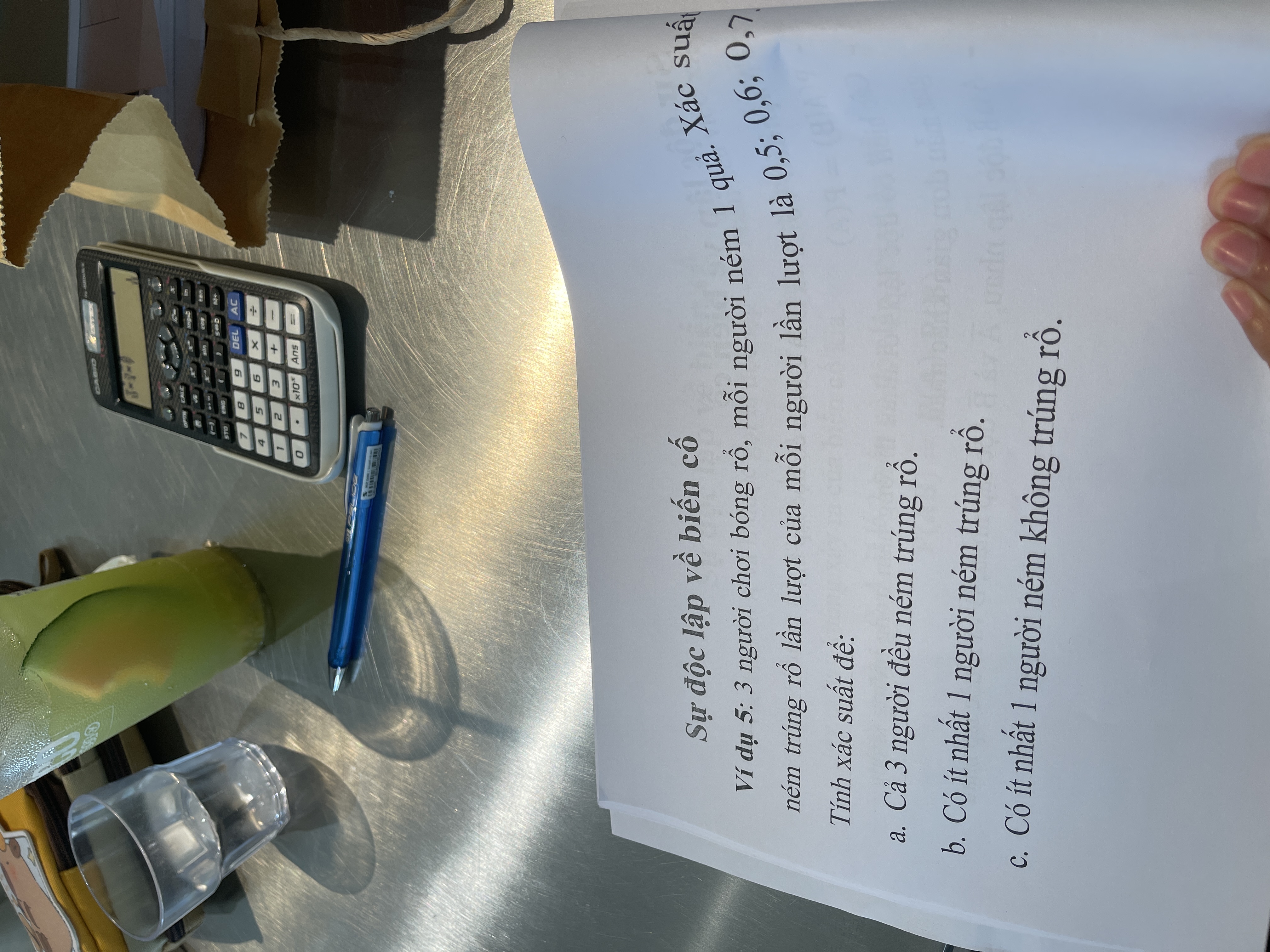 S? ??c l?p v? bi?n c? Ví d? 5: 3 ng??i ch?i bóng r?, m?i ng??i ném 1 qu?. Xác su? ném trúng r? l ...