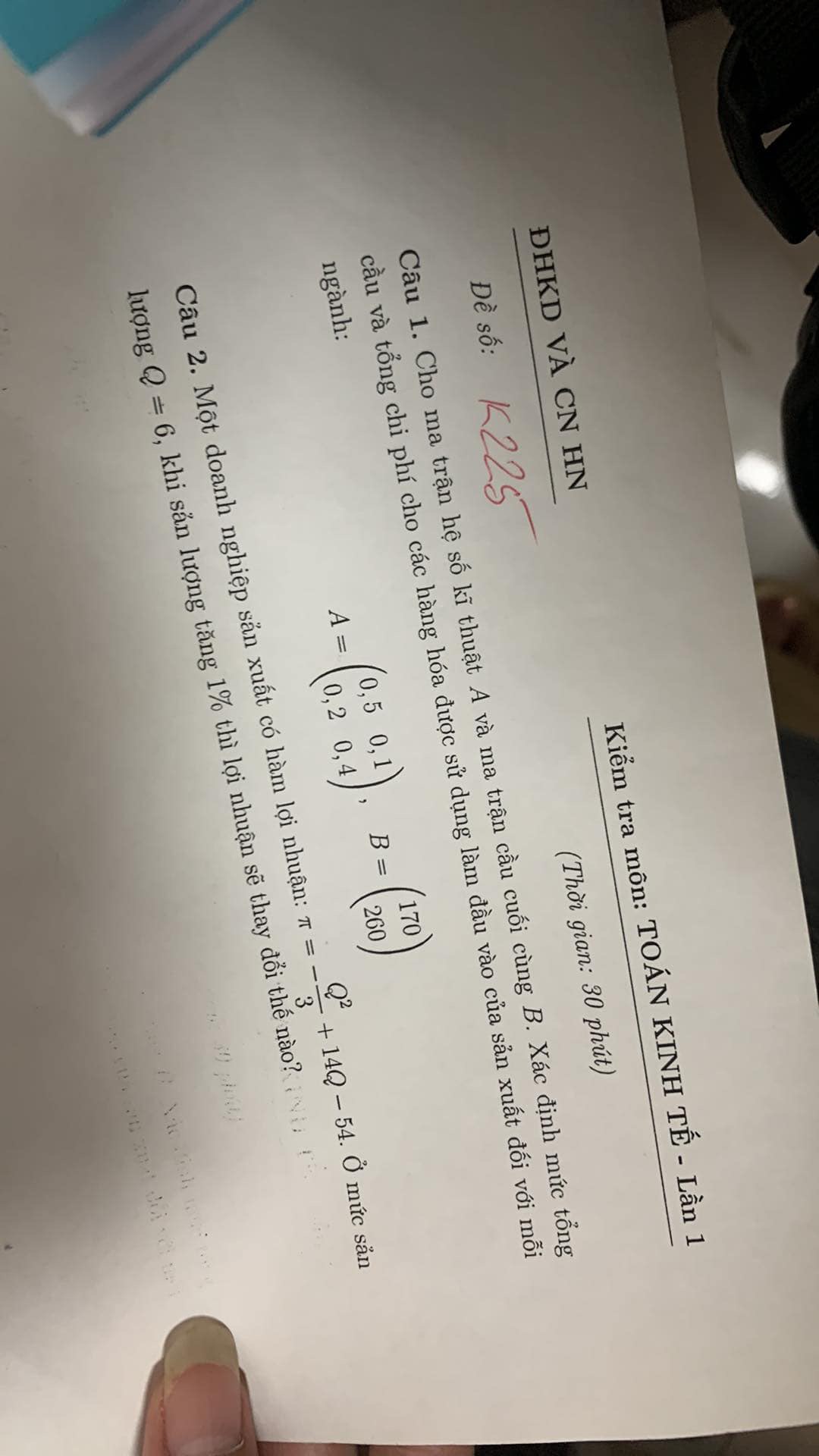 DHKD VÀ CN HN Ki?m tra môn: TOÁN KINH T? - Là?n 1 D? s?: K225 (Th?i gian: 30 phút) Câu 1. Cho ma ...