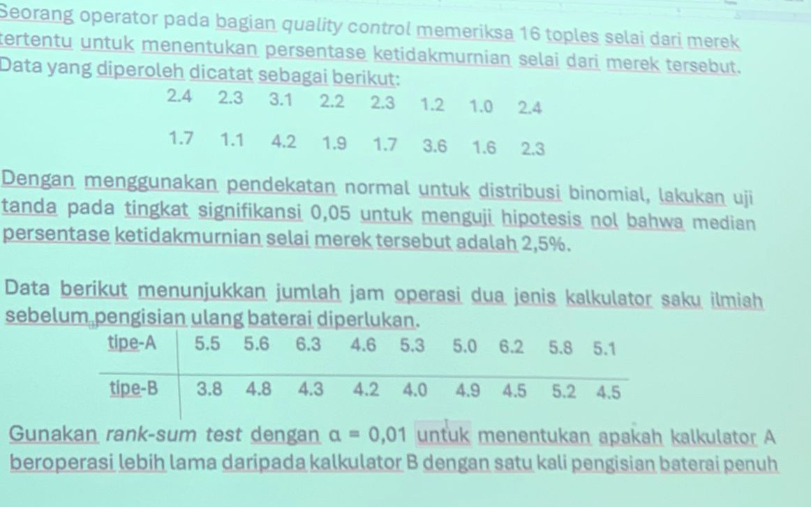 seorang operator pada bagian quality control memeriksa 16 toples selai ...