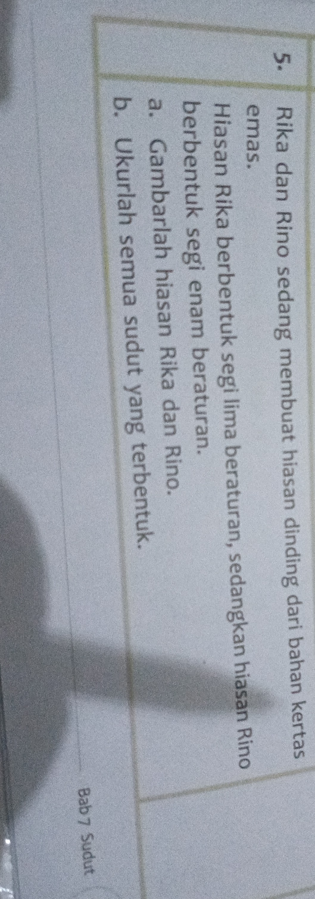 5. Rika dan Rino sedang membuat hiasan dinding dari bahan kertas emas ...