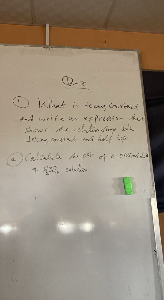 Qurz (1) What is decay constant and write an expression thet shows the ...